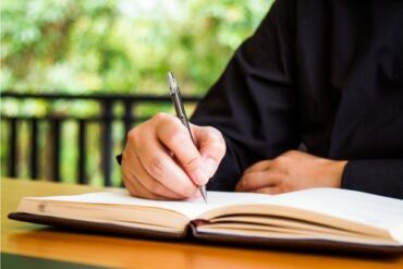 5 famous Indian authors and their best book that you must read